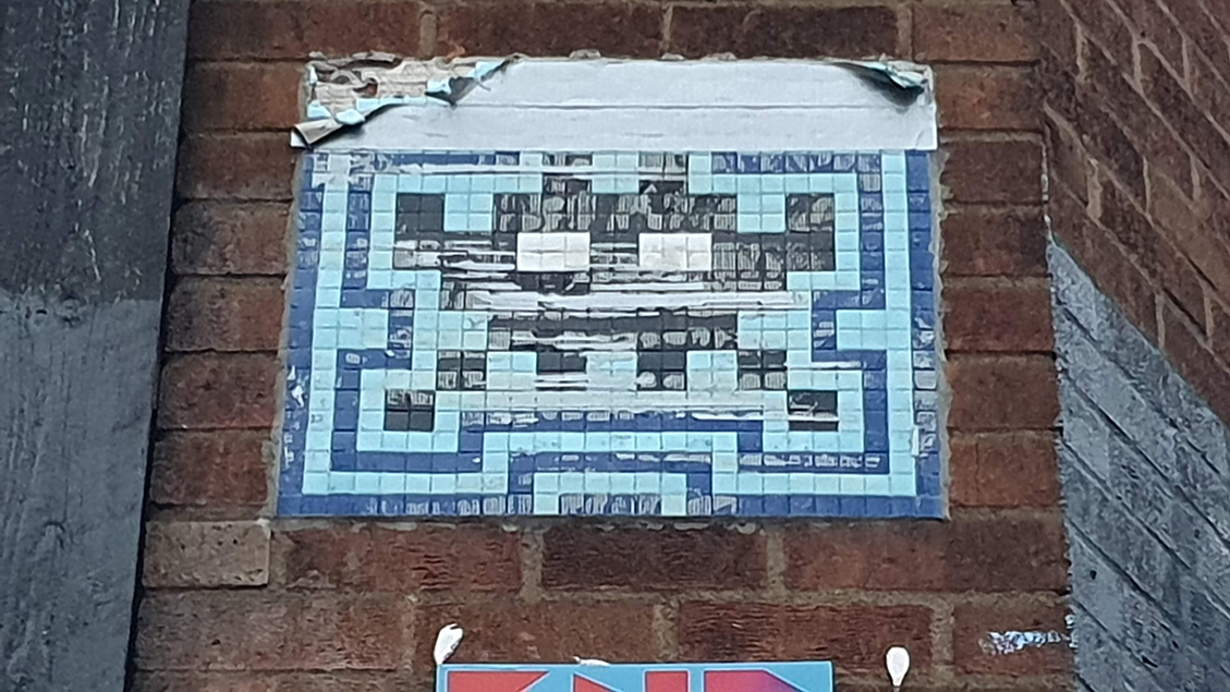 Space Invaders – Street Mosaics - Street Art & Graffiti - Dror Hadadi